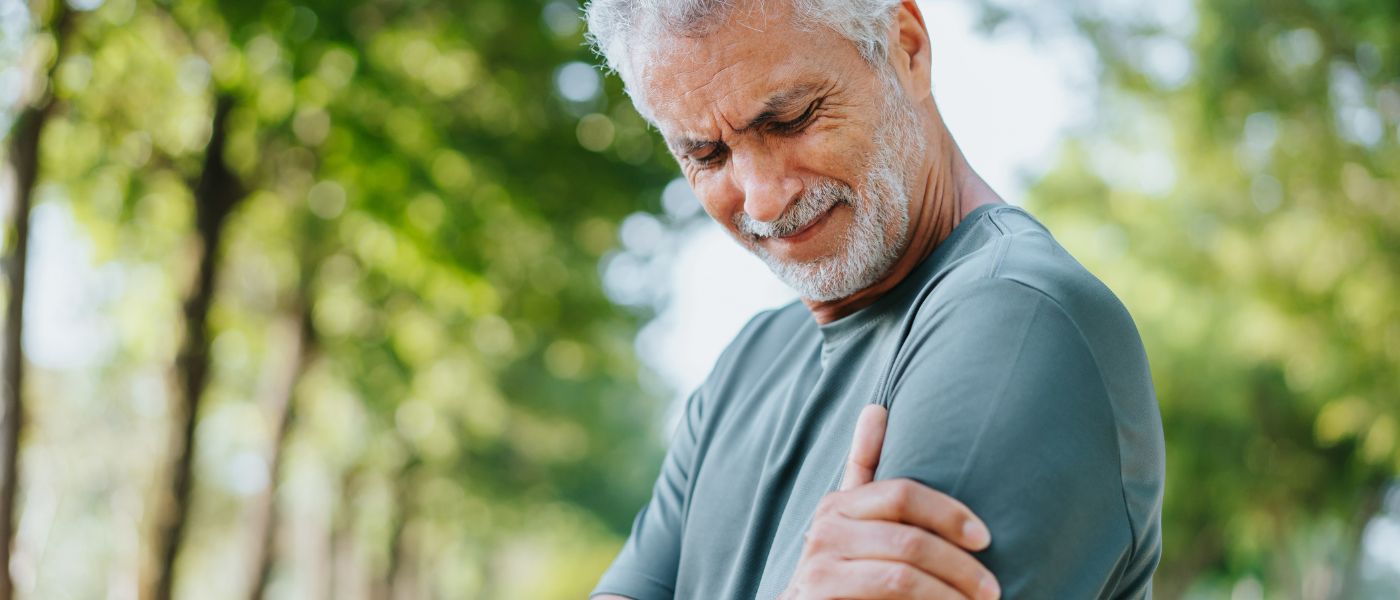 Omarthrose: Erste Anzeichen, Ursachen & Behandlung